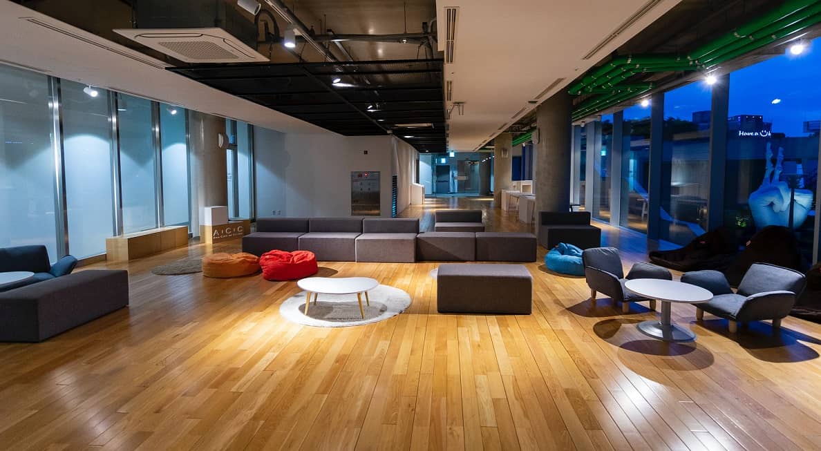 Contact SamaTech for tech job placement in Dubai, the USA, and India